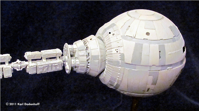 Starship Modeler - Stargazer's 1/144 Discovery Built